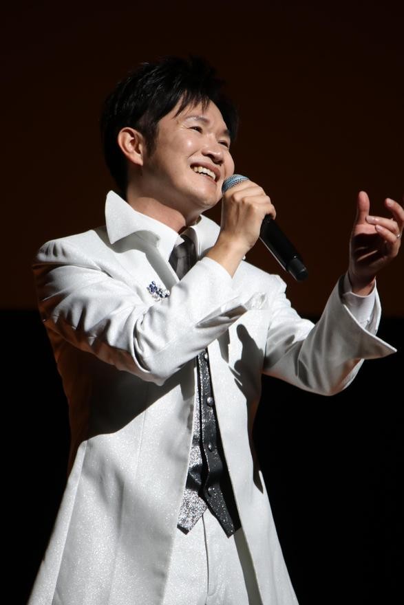 〝演歌男子〟Shinさんのふれあいライブ大盛況 / 函館新聞デジタル